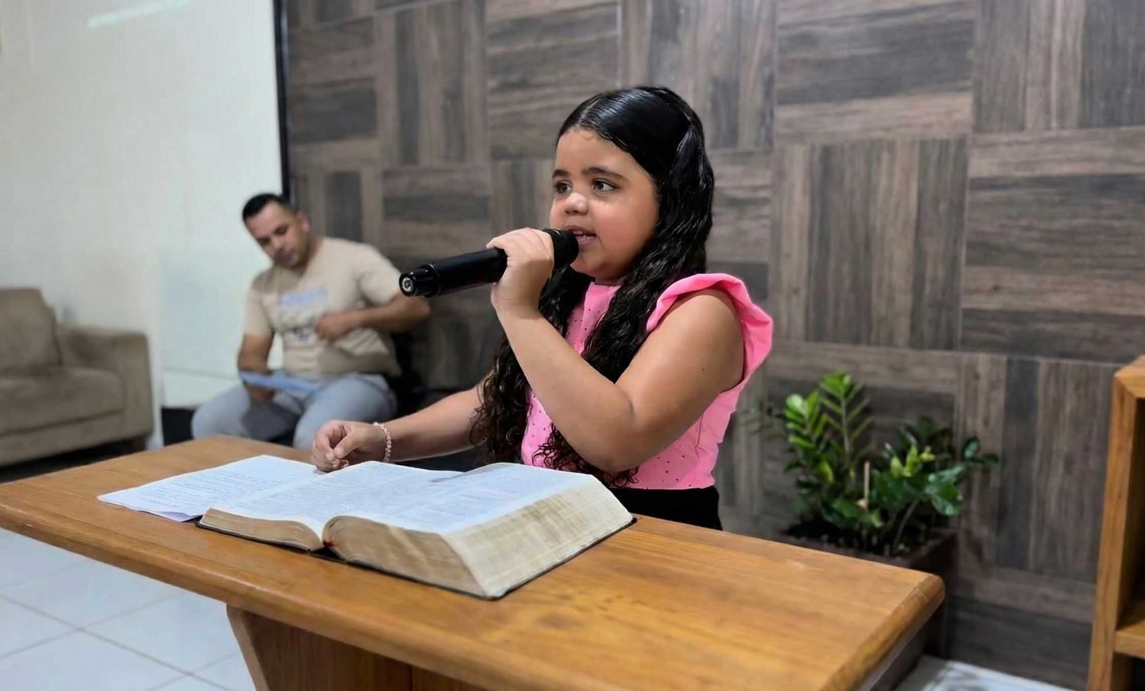 Niña predicadora en Brasil se vuelve viral - DIARIO CRISTIANO